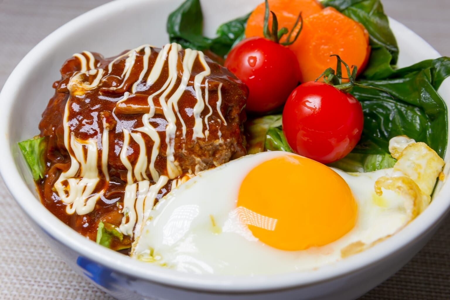 ロコモコとはどんなもの？名前の由来は？フードマニア編集部がわかりやすく解説 - フードマニア Food Mania by 旭屋出版